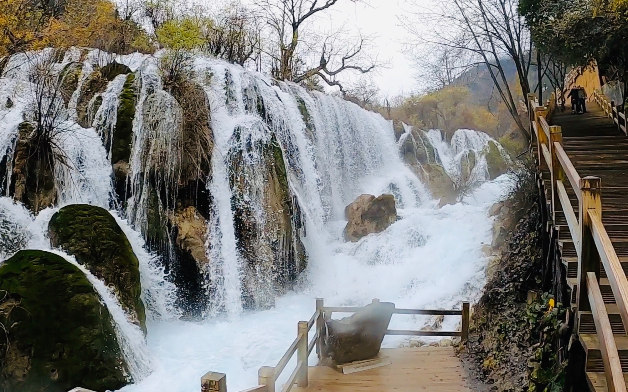 实拍九寨沟树正瀑布美景