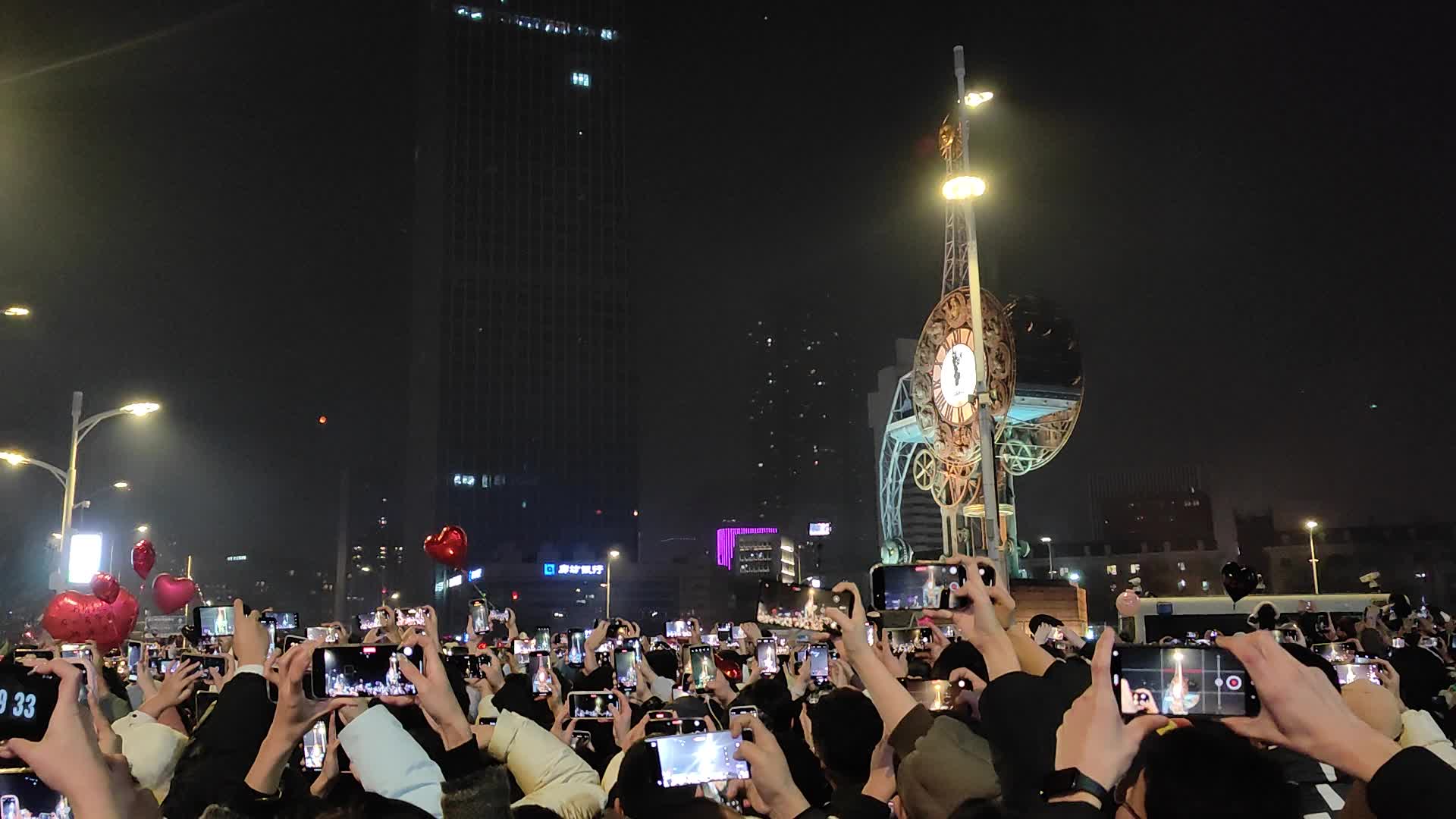 天津站世纪钟跨年倒计时,图个热闹