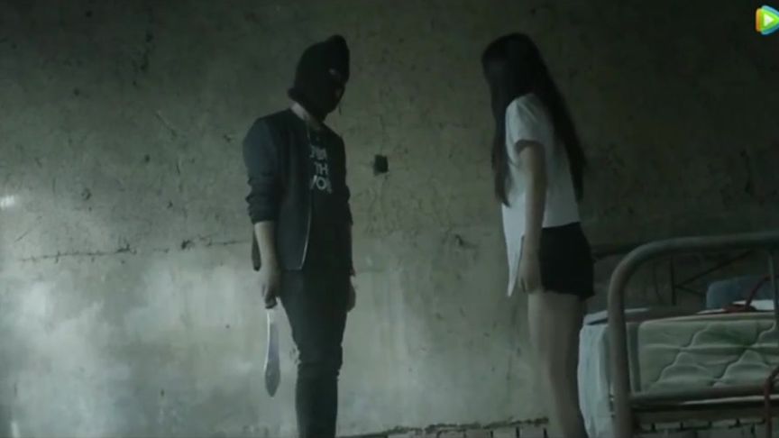 女子快要憋不住了,让绑匪出去