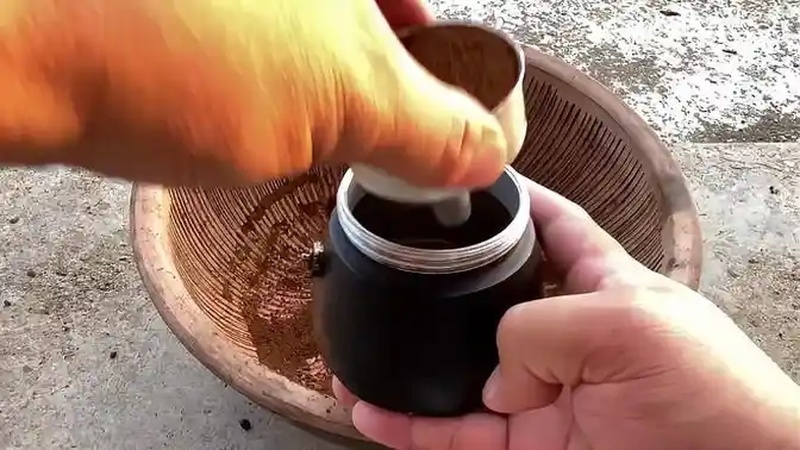 村里的咖啡师没有咖啡豆了,自制炒黄豆咖啡,冰中式喝起来真不错