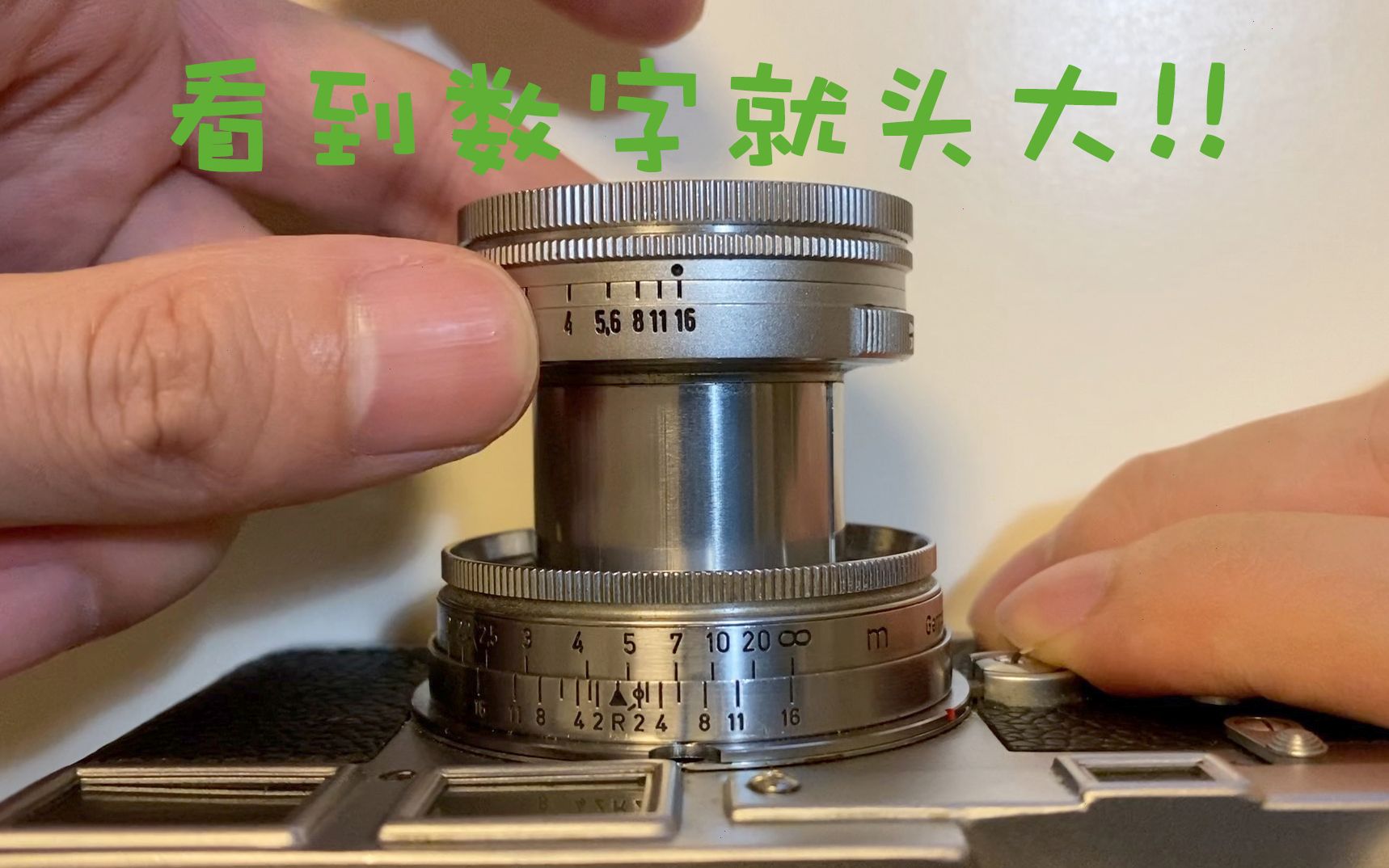 摄影小贴士01|手动镜头上密密麻麻的数字怎么读?不同颜色的线又是...