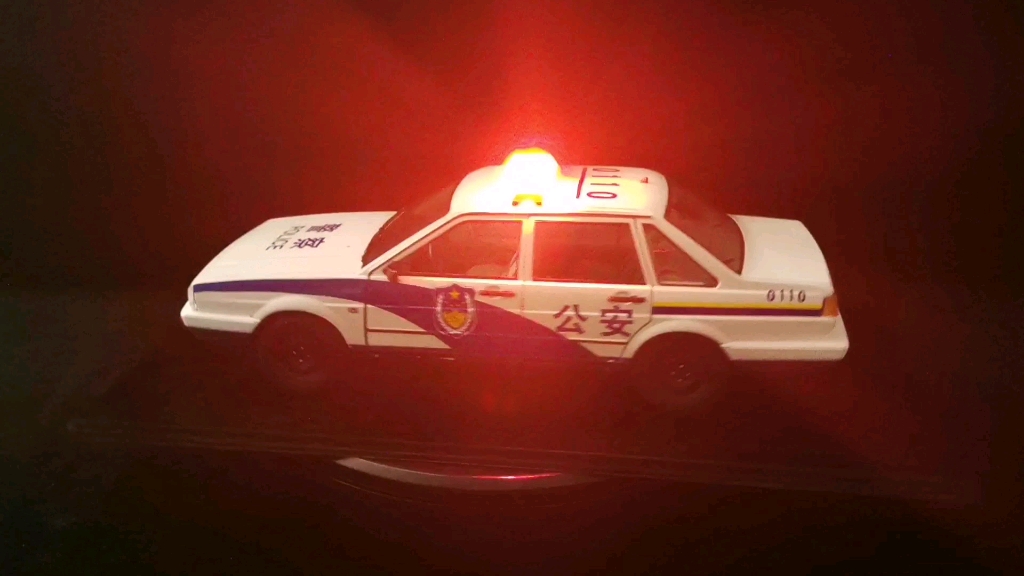 1/18桑塔纳警车模型