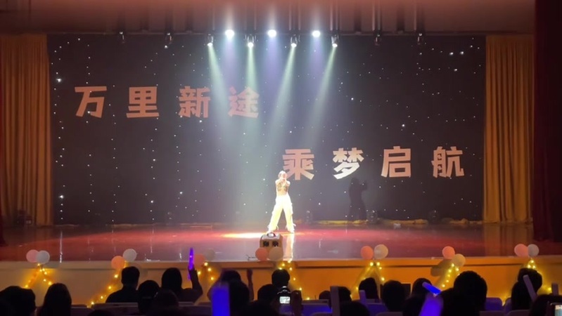 我最红 学校迎新晚会表演|2ne1我最红翻跳|是什么歌让全场大合唱