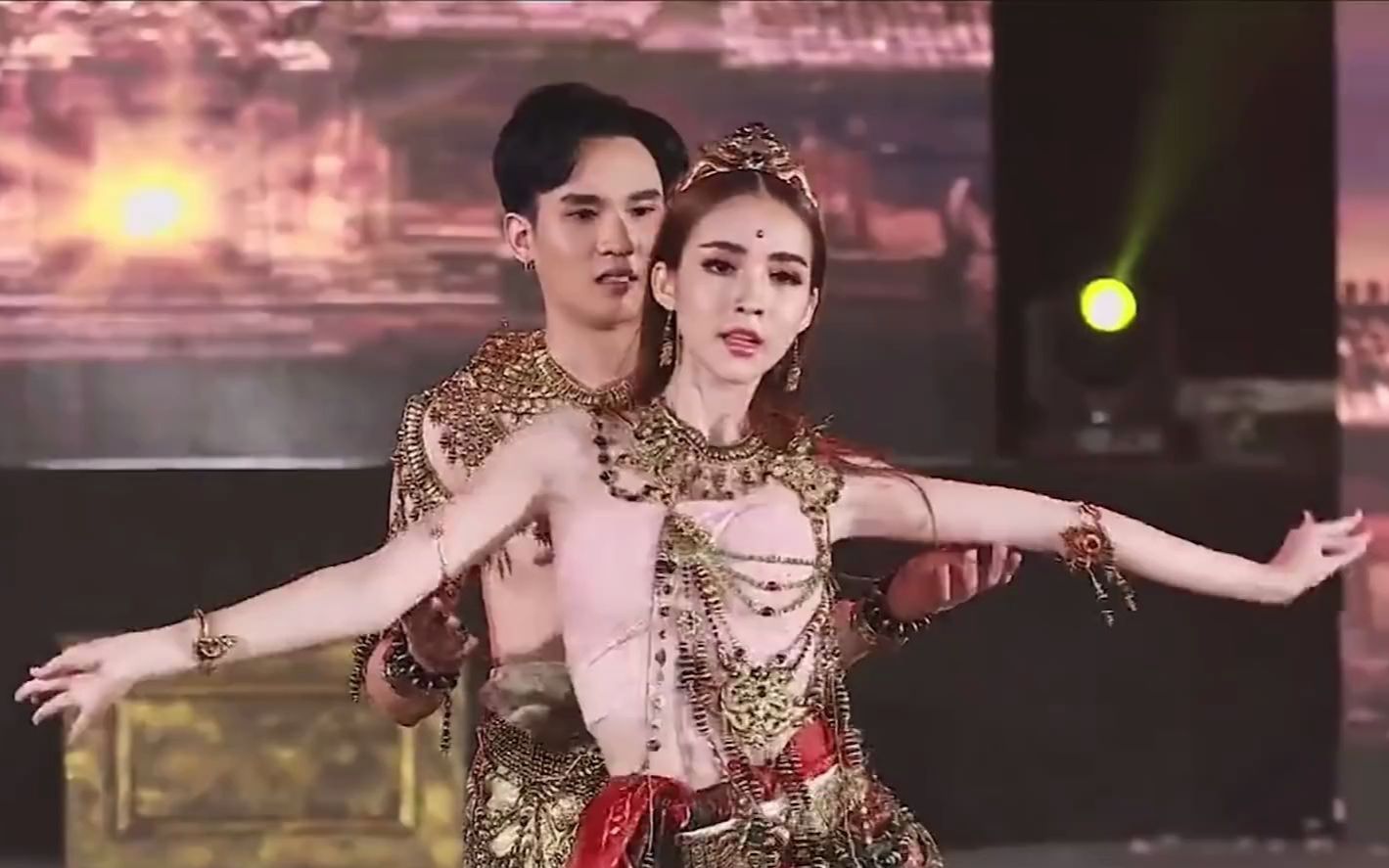 泰国最美变性人之一Yoshi,泰国舞台剧表演现场,真的好美~