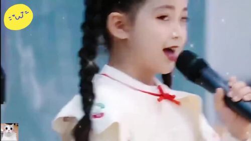 暖心!女孩教室深情演唱惊艳全场,老师闭目沉醉瞬间泪目