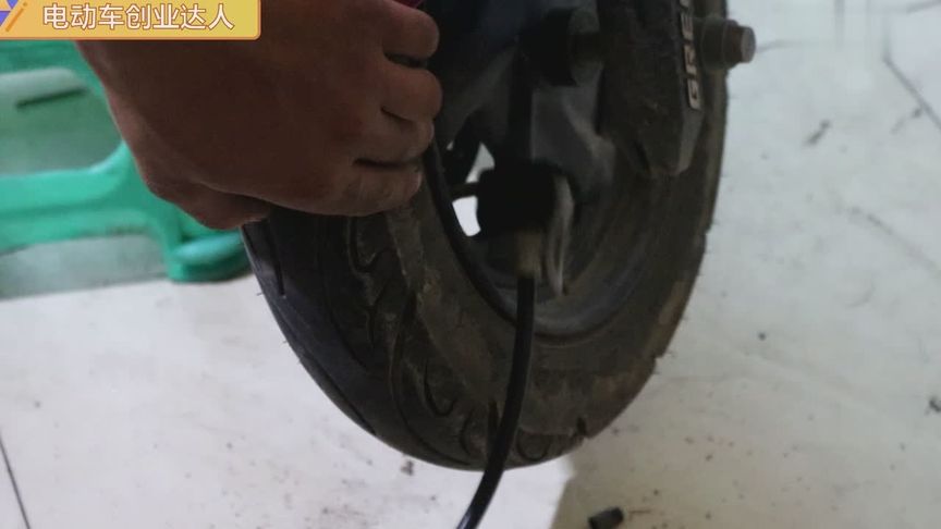 电动车换真空胎,没有气泵打不起来气?教你用气筒一下就能打起来