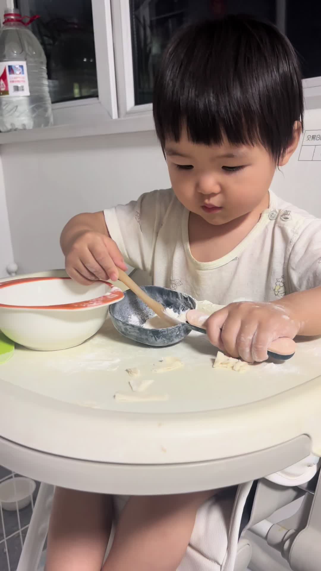 ...我是就放在厨房,固定在这个瓷砖区域,约定好就只能在厨房玩,不能...