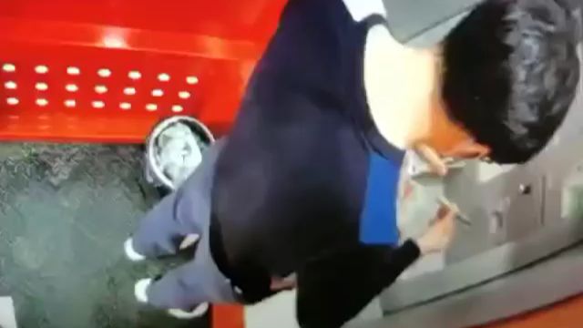 摄像头监控到自助取款机,被人安装读卡器。