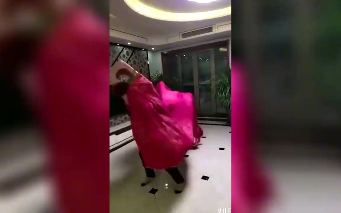 盘点疫情隔离在家的搞笑视频,放风筝式遛狗,在家憋得不轻啊
