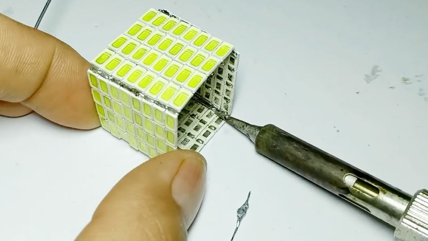 小伙子将160个LED灯焊接在一起,亮度很可以