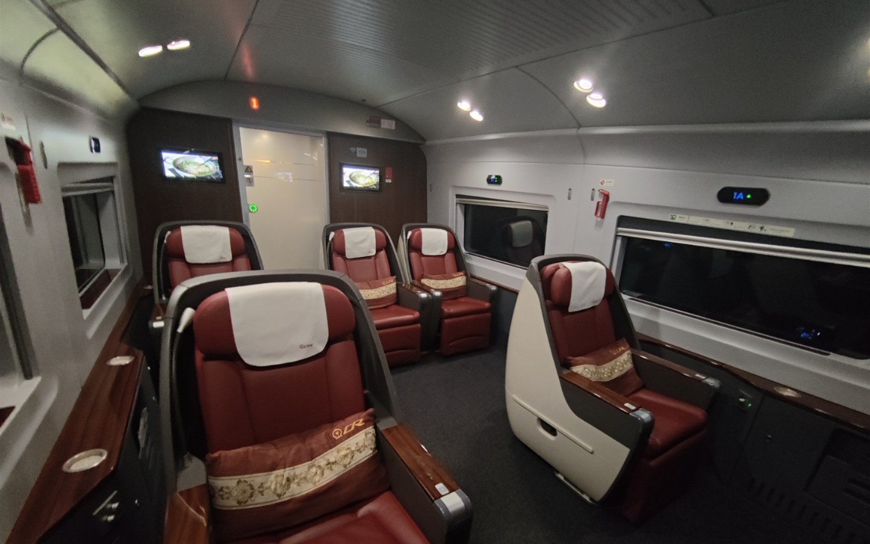 G161次的CR400BF-A-5093列车在德州东站进站(2021.9.21-18:52)