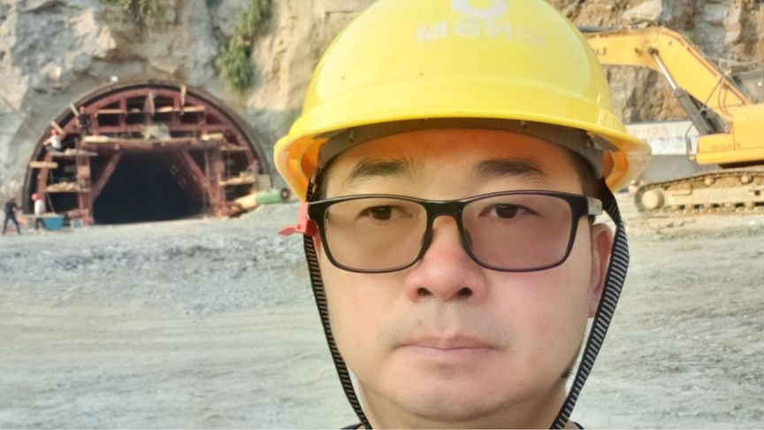 钢结构现场施工,一个标准的门式刚架