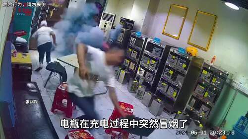 锂电池能量密度高,续航长,但缺点可能会发生热失控,导致燃烧