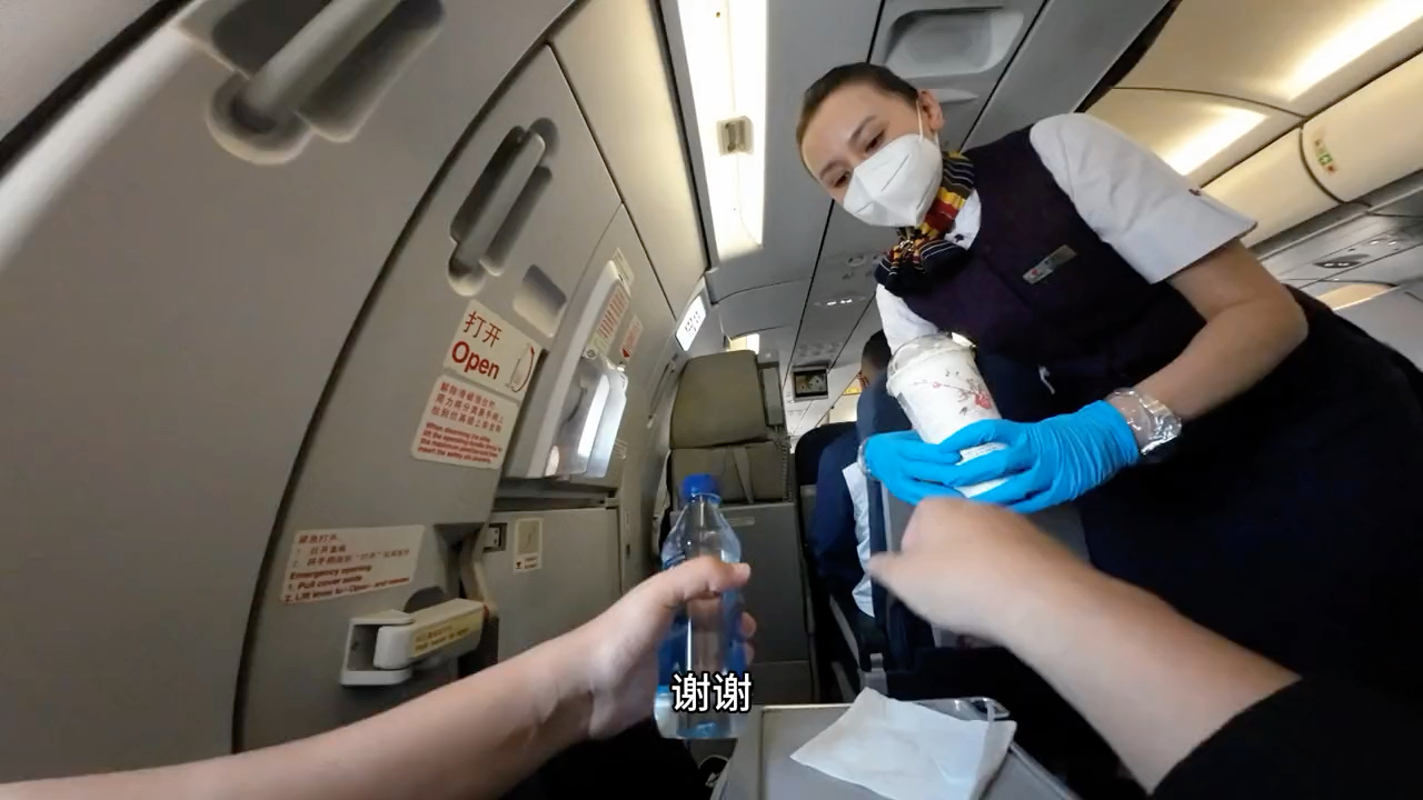 作为唯一一个可以载旗飞行的航司,国航的客舱服务处处体现着得体,...