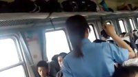 k752 次火车 乘务员向乘客卖高价按摩器等物品。