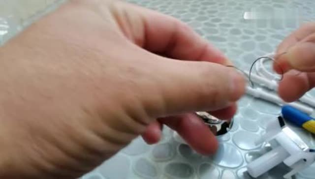 ./b>马桶水箱按排水后漏水,按钮不.