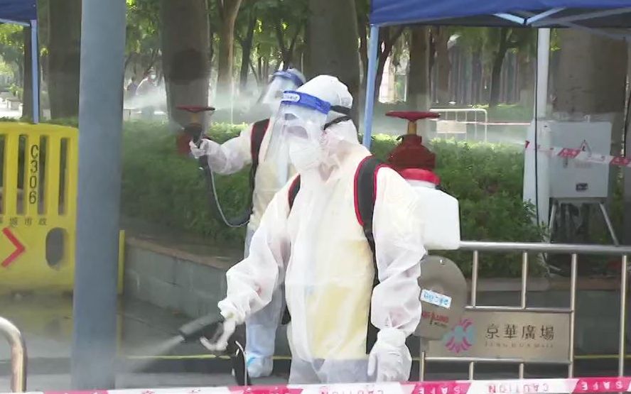 履行社会责任 企业为核酸采样点周边环境消毒