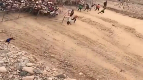 据说挖到一块上等的翡翠,就能立马变身土豪,不知道的还以为在攻城!