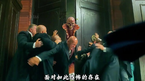 几十人都挡不住怪物推门!