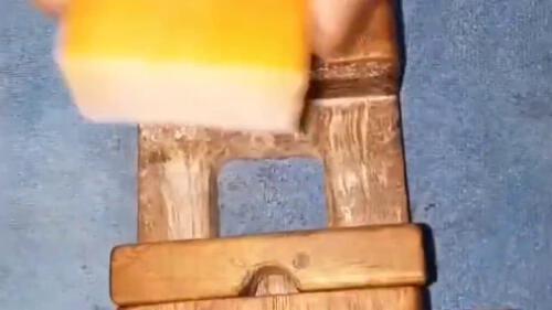 古人用木头制作的工作台,能紧密的把工件夹在上面,干活简单多了!
