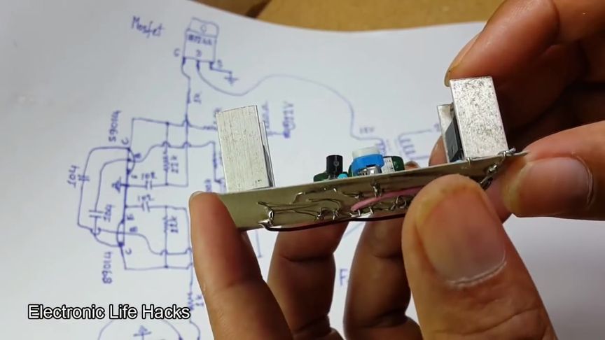通过变压器3A使小型逆变器从12V变为110V 220V 50Hz