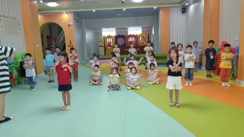 女儿幼儿园毕业典礼两个手势舞,一个诗歌朗诵