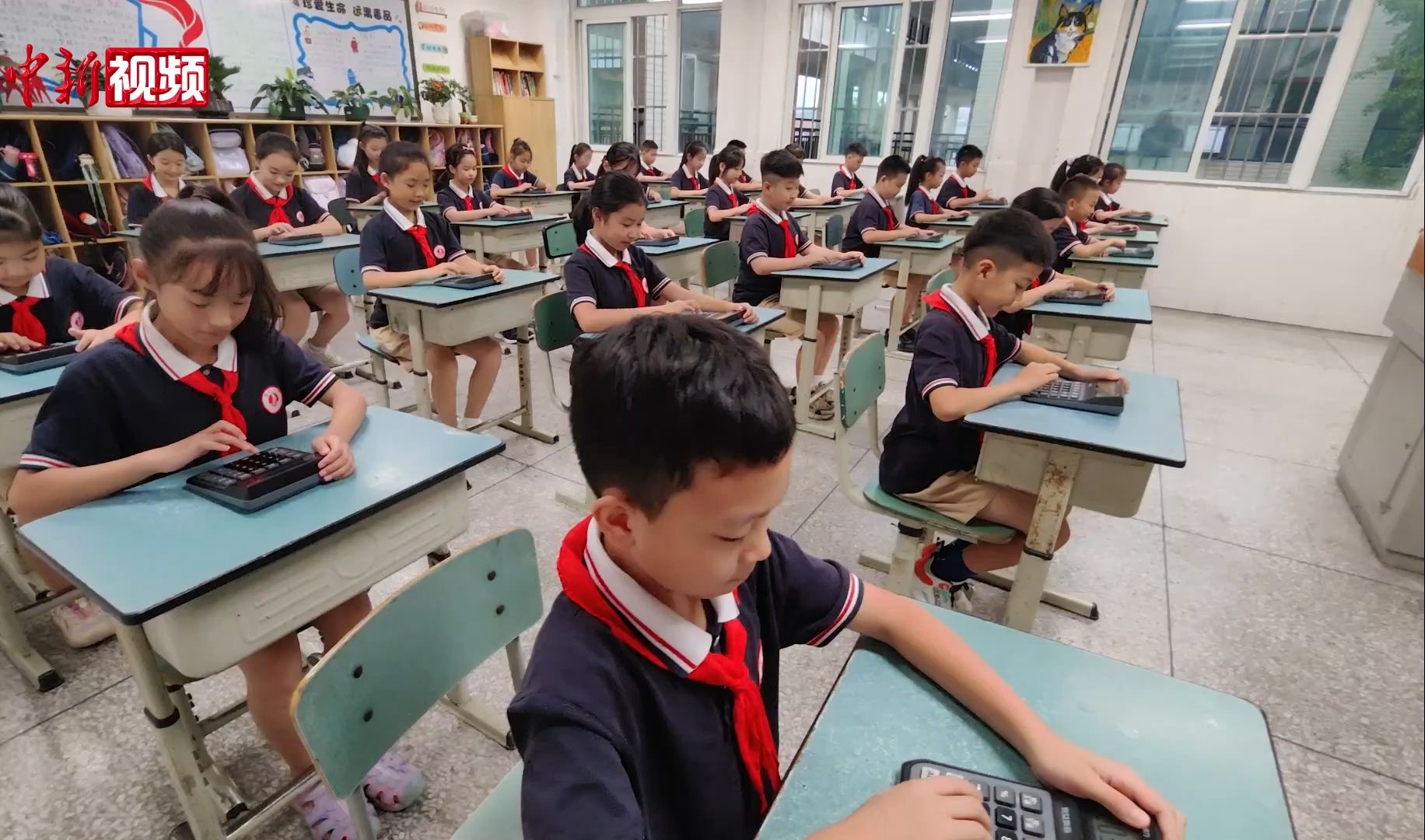 牛!成都小学生用计算器演奏《我和我的祖国》