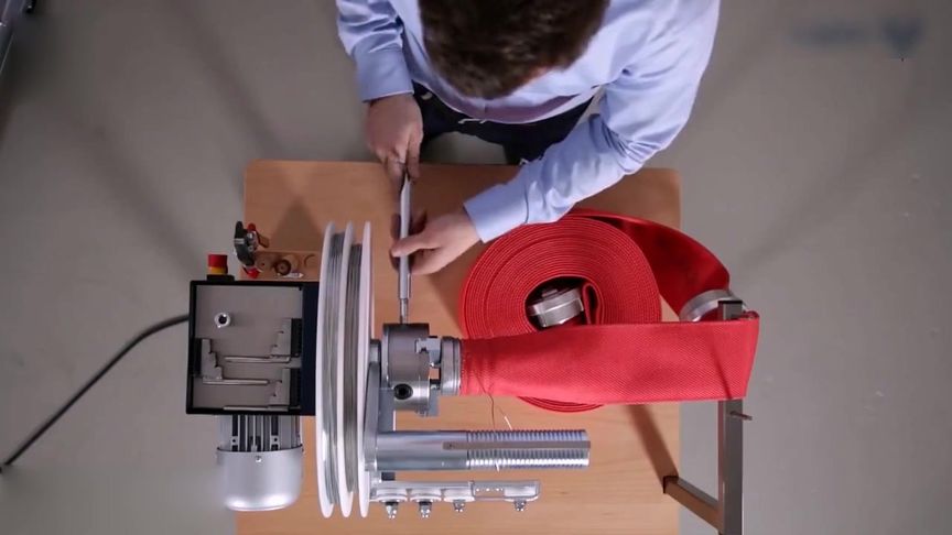 消防水带头部怎么接起来的,就是铁丝绑的,一圈圈绕起来非常过瘾