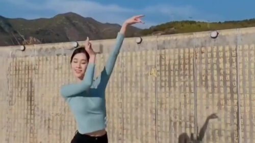 小姑娘表演传统的复古舞,动作和姿势真优美,不愧是舞蹈系的!
