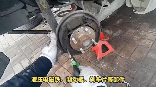 车辆电子制动系统英文缩写为EB。是指利用电子设备来控制车辆制动