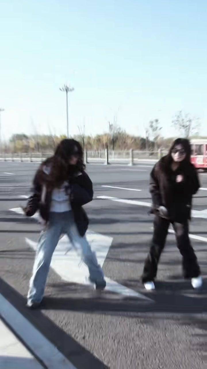 ...点"容易"翻车","安全舞步"才是"爆款"#交通安全宣传#济南公安在您身边