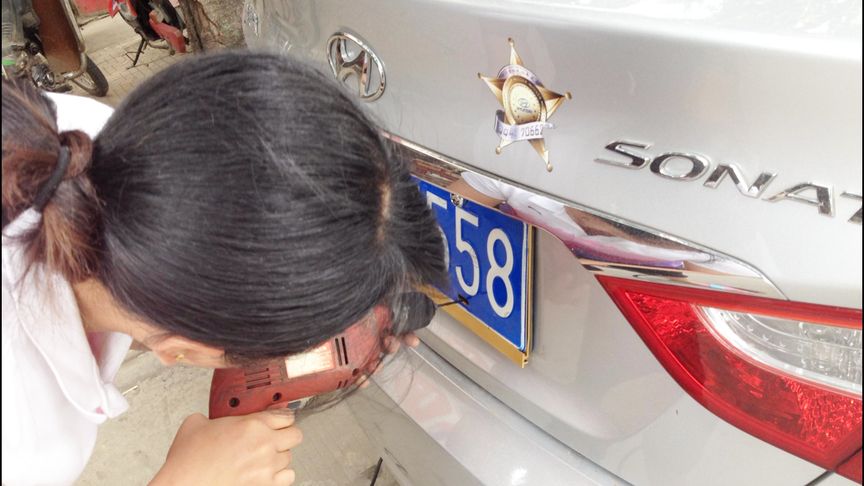 大斌为你解答:车牌安装几个螺丝才是正确的?别装错了