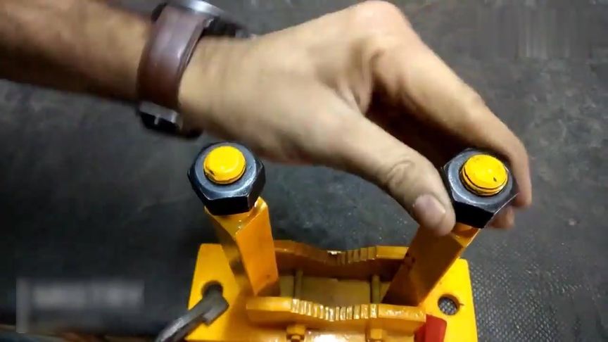 小伙将链条焊到管子钳,一把实用的工具又诞生了!