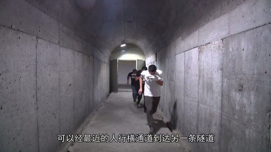 车辆在隧道内起火,浓烟弥漫,如何逃生?看这里!