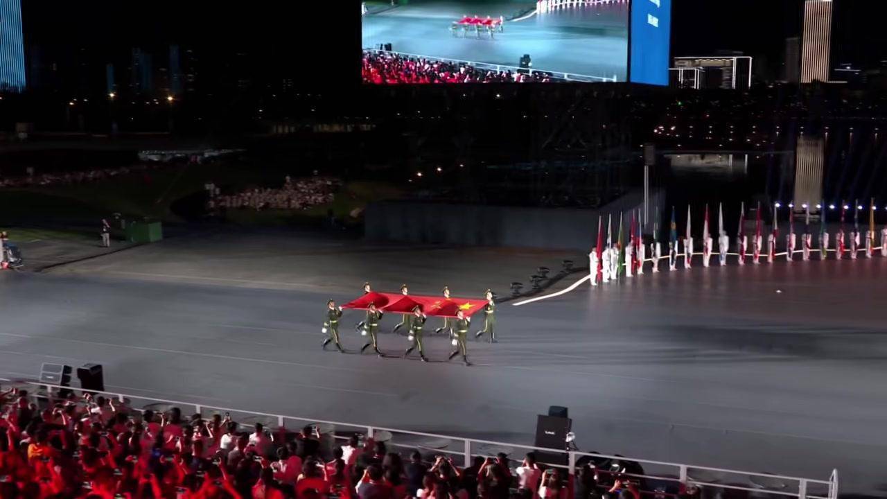 成都2025年第12届世界运动会开幕式,护旗方队惊艳亮相,飒爽英姿点燃...