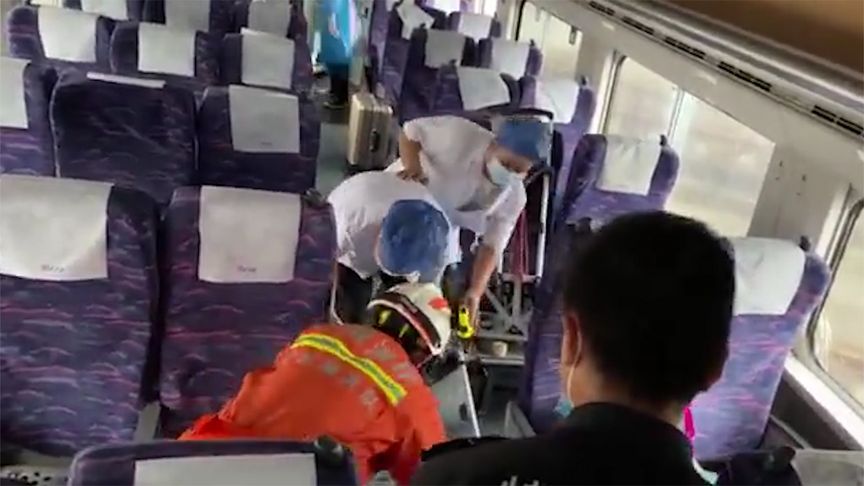 D2809事故车内救援画面:消防、医护、特警联合施救 担架抬出伤员