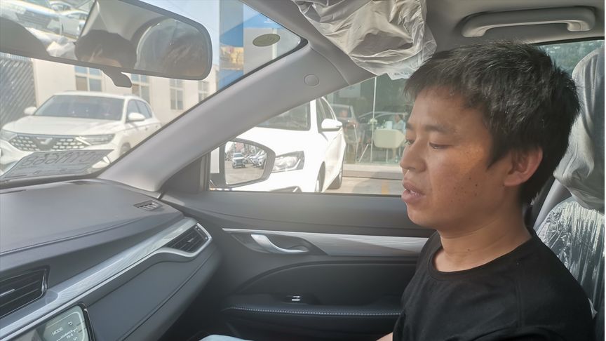 小伙新手司机买辆帝豪自动挡不会开,不知道怎么挂档,这可麻烦了