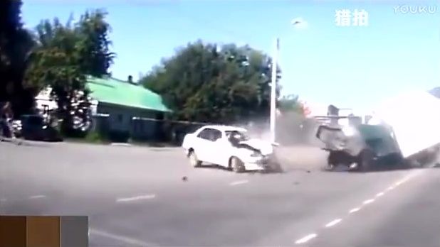 行车记录仪惨烈车祸慢动作重放画面让人触目惊心