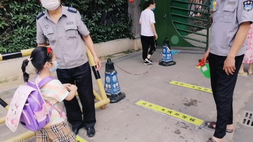 疫情其间,孩子上学真不容易,工作人员层层消毒,老师们也辛苦了