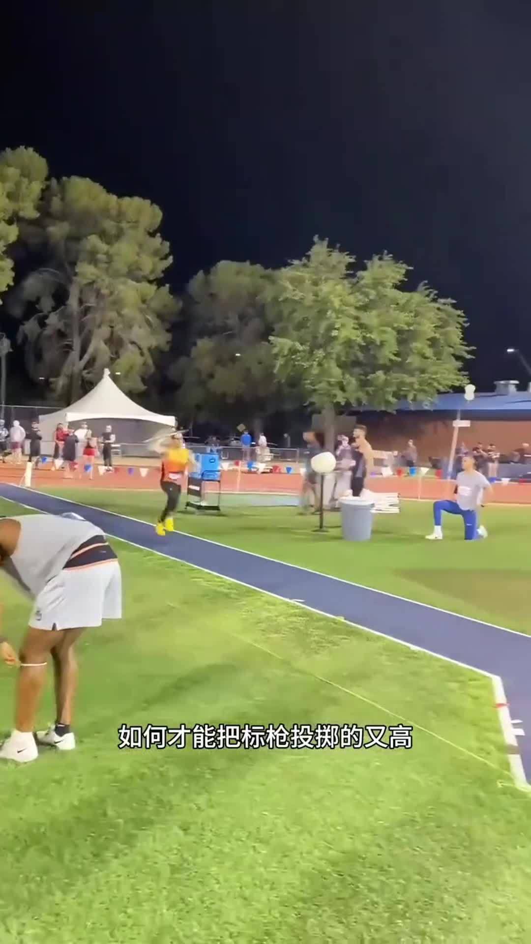 投掷出去的标枪都抡冒烟了