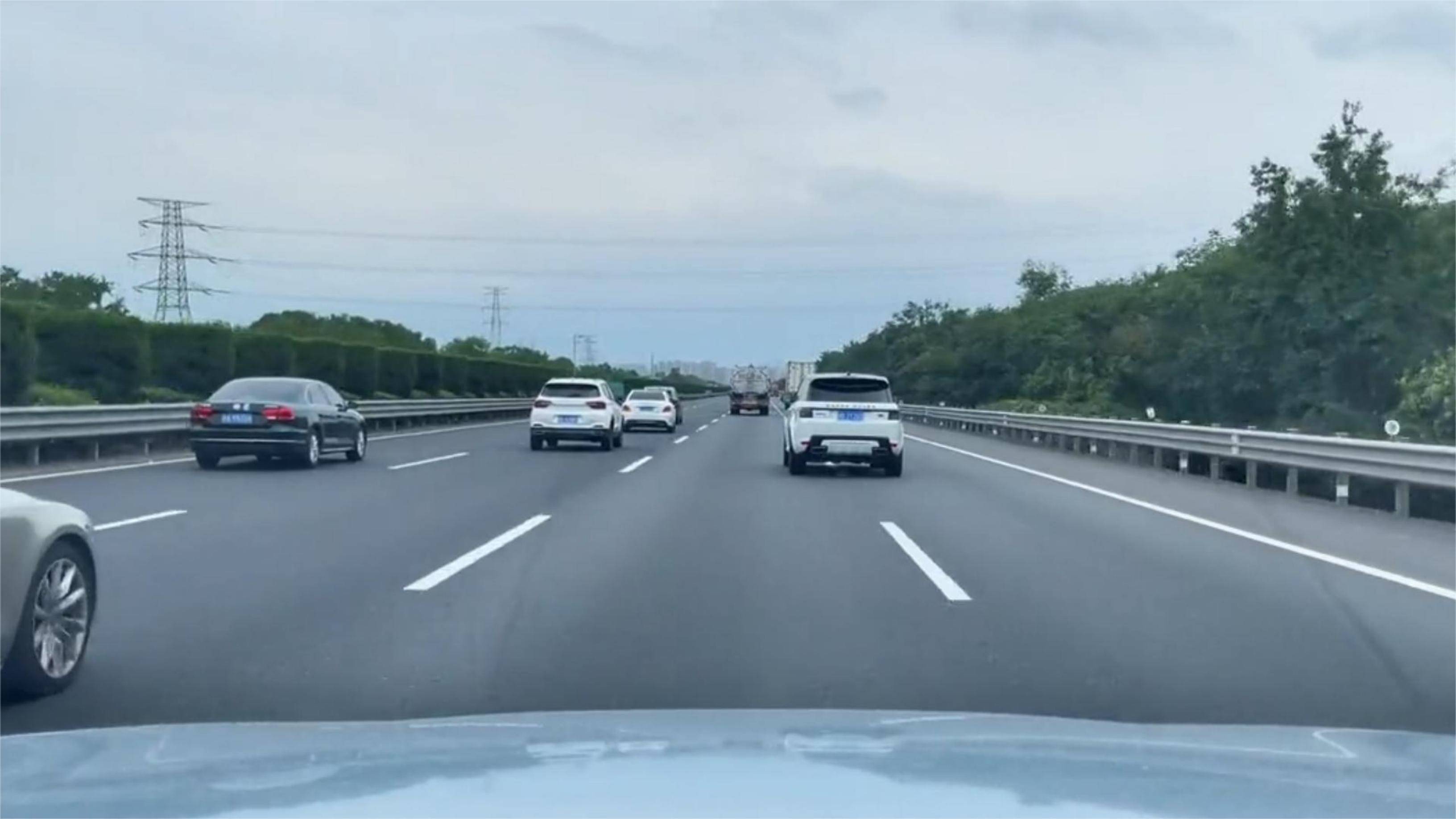 男子自驾游开10小时后到湖北"弃车"换高铁: 实在是开不动了,也是另...