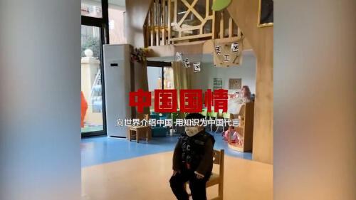 大眼瞪小眼!幼儿园小班请假只剩一个学生,老师一对一辅导