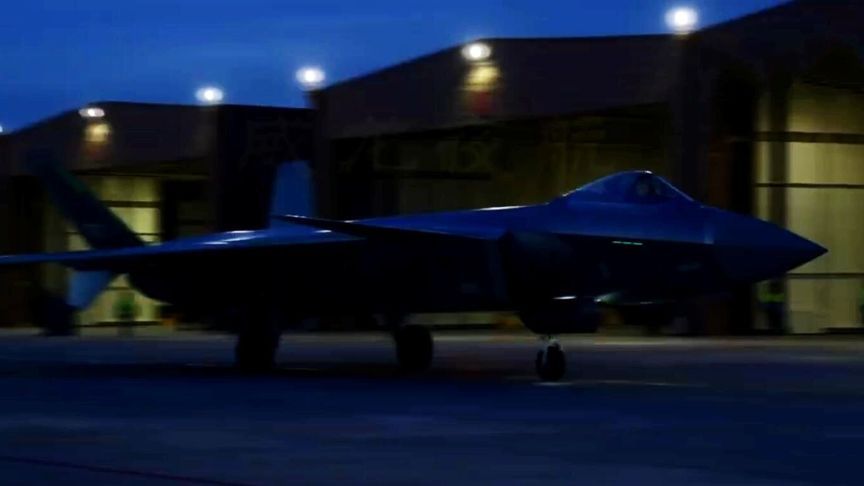 《新闻联播》播歼-20夜训画面,专家:F-16V在它面前只是靶机