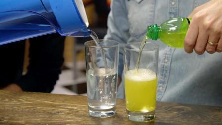 净水器的过滤功能有多强大? 看这杯饮料的下场你就知道!