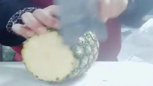 菠萝这样去皮,简直不要太方便,还不快收藏起来!