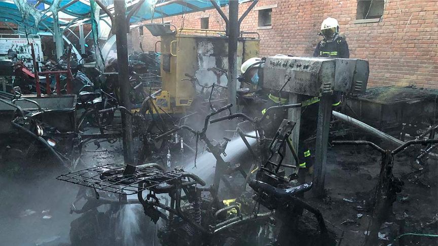 电动车蓄电池充电又起火!幸亏是在户外充电棚 海淀消防6分钟灭火