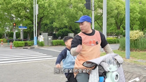 骑乘电动自行车请记得一定戴好头盔!来看短剧
