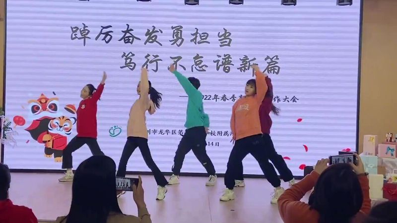 幼儿园老师充满活力的舞蹈《时代感》