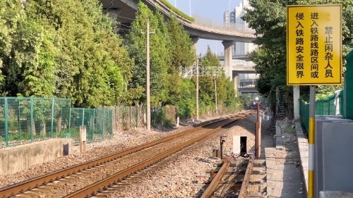 宁芜线上的热门道口!东风11型狮子火车头拉着客车T237飞驰过土城头...