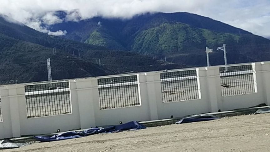 新修建的林芝火车站风景如画